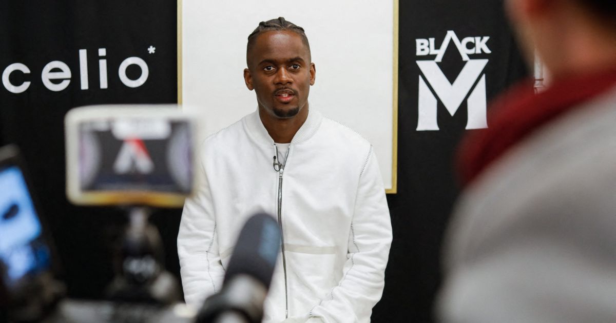 Black M en dédicace au magasin Célio Champs-Elysées à Paris, France. Le ...