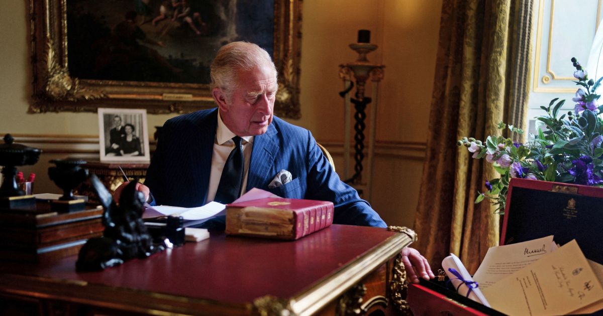 Le roi Charles III d'Angleterre, dans son bureau du palais de ...