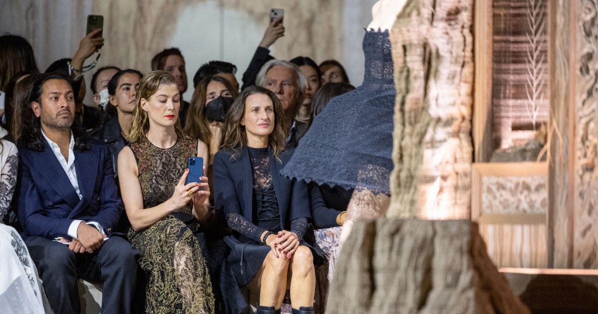 Guest, Rosamund Pike et Camille Cottin - Font Row du défilé Dior ...