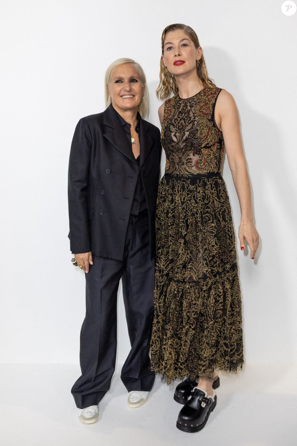 Designer Maria Grazia Chiuri et Rosamund Pike - Greeting du défilé Dior ...