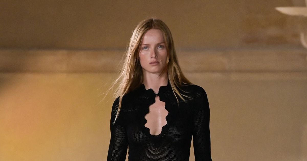 Rianne Van Rompaey défile lors du défilé Victoria Beckham Collection Femme Prêt-à-porter ...