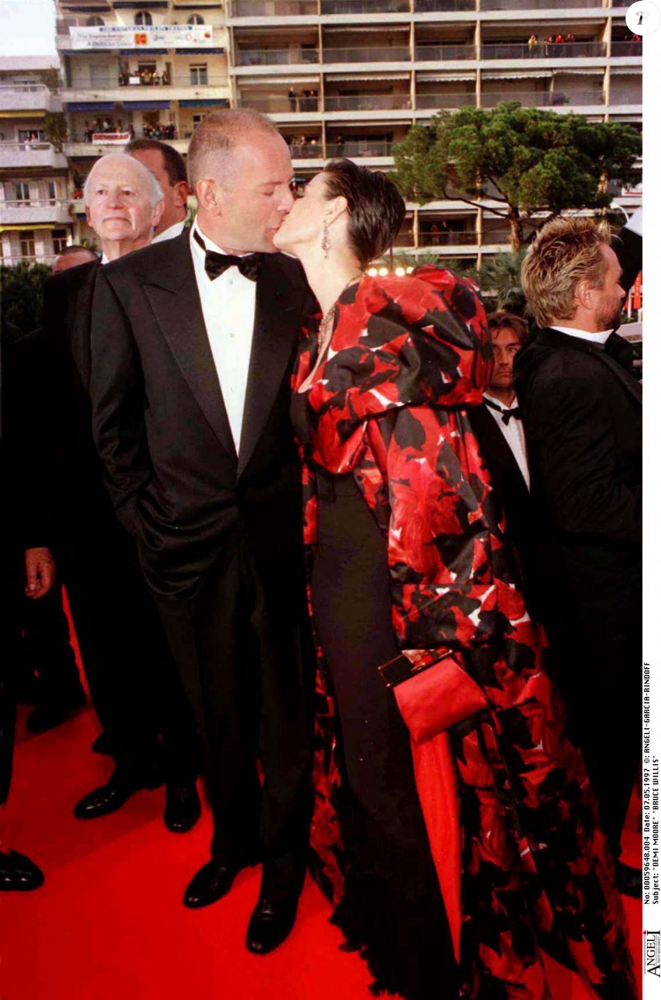Demi Moore et Bruce Willis, montée des marches de Cannes 1997 pour Le ...