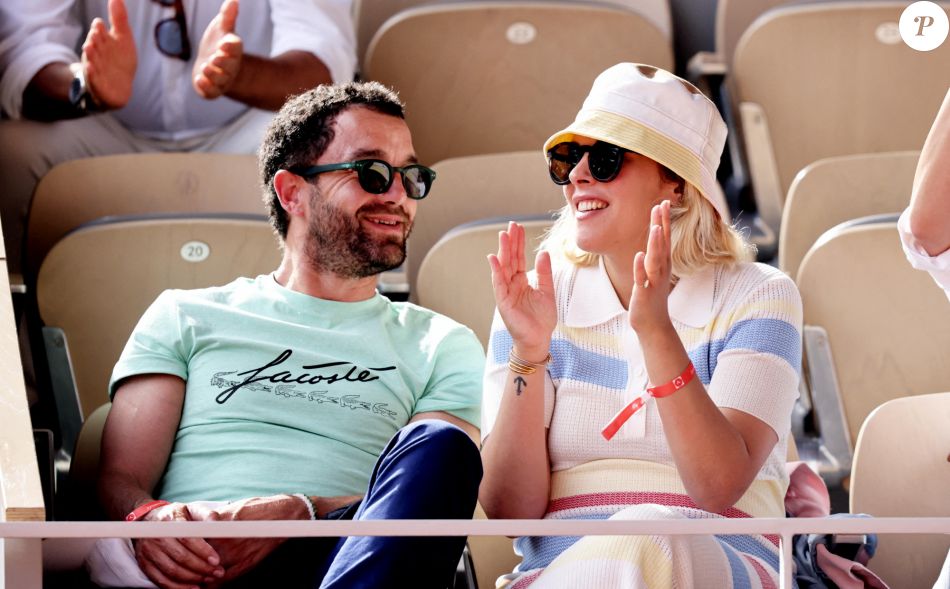 Alysson Paradis et son compagnon Guillaume Gouix dans les tribunes lors ...