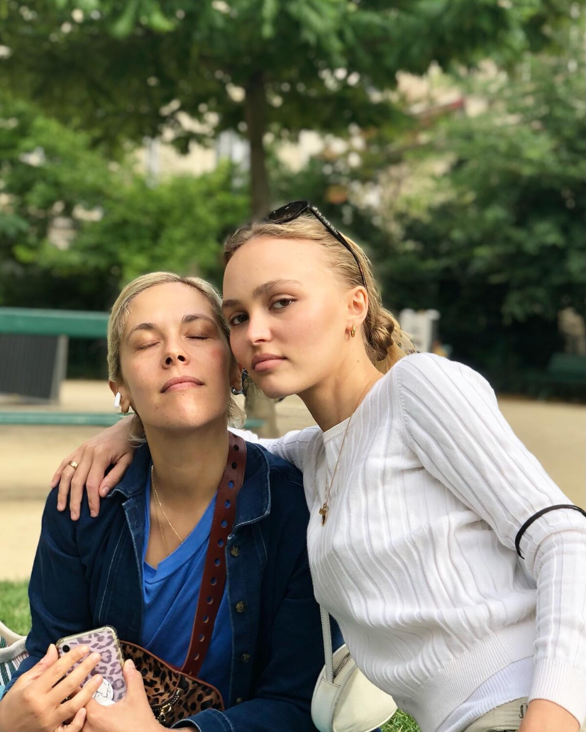 Photo : Alysson Paradis et Lily-Rose Depp sur Instagram. - Purepeople