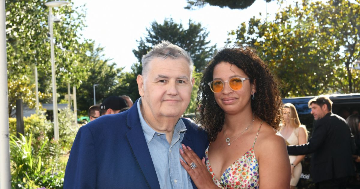 Pierre Ménès et sa femme Mélissa - Photocall de la cérémonie de clôture ...