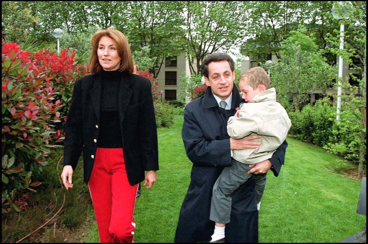 Photo : Nicolas Sarkozy, sa femme Cécilia votent à Neuilly avec leur ...