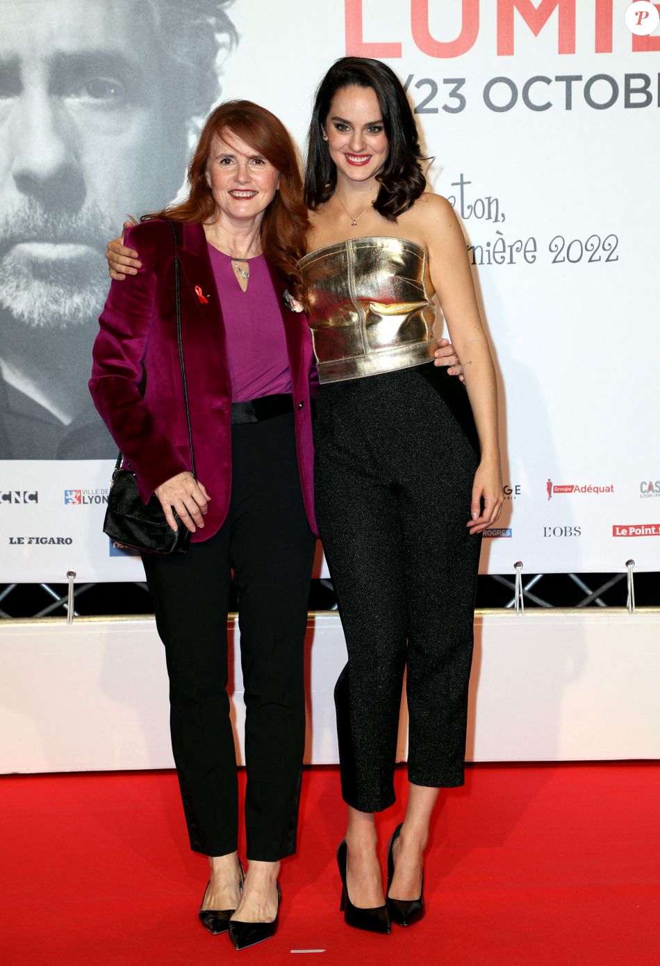 Marie-Castille Mention-Schaar et Noémie Merlant - Photocall lors de la ...