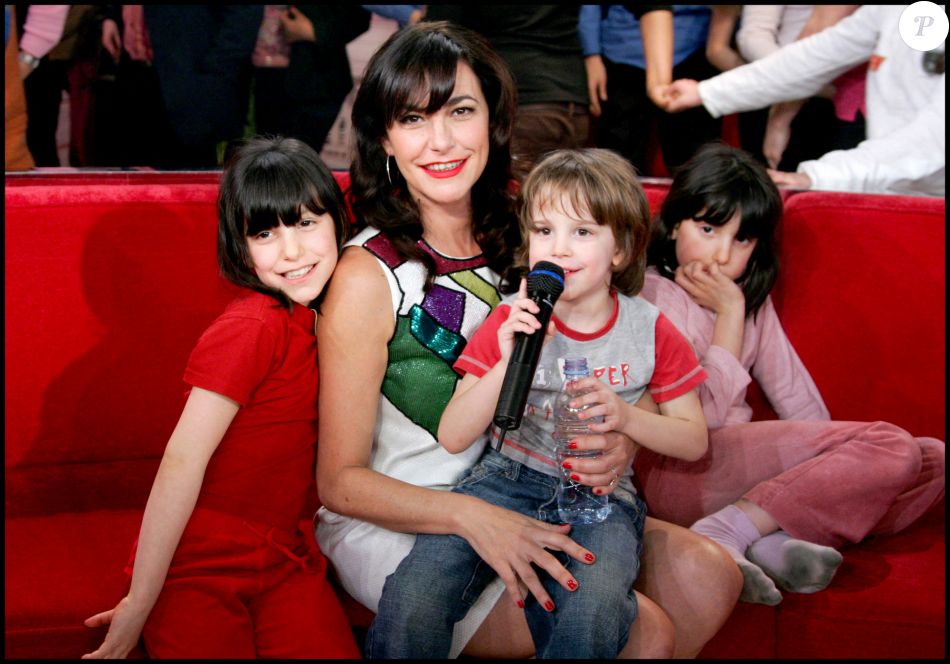 Lio et ses enfants Léa, Diego et Garance dans Vivement dimanche en ...