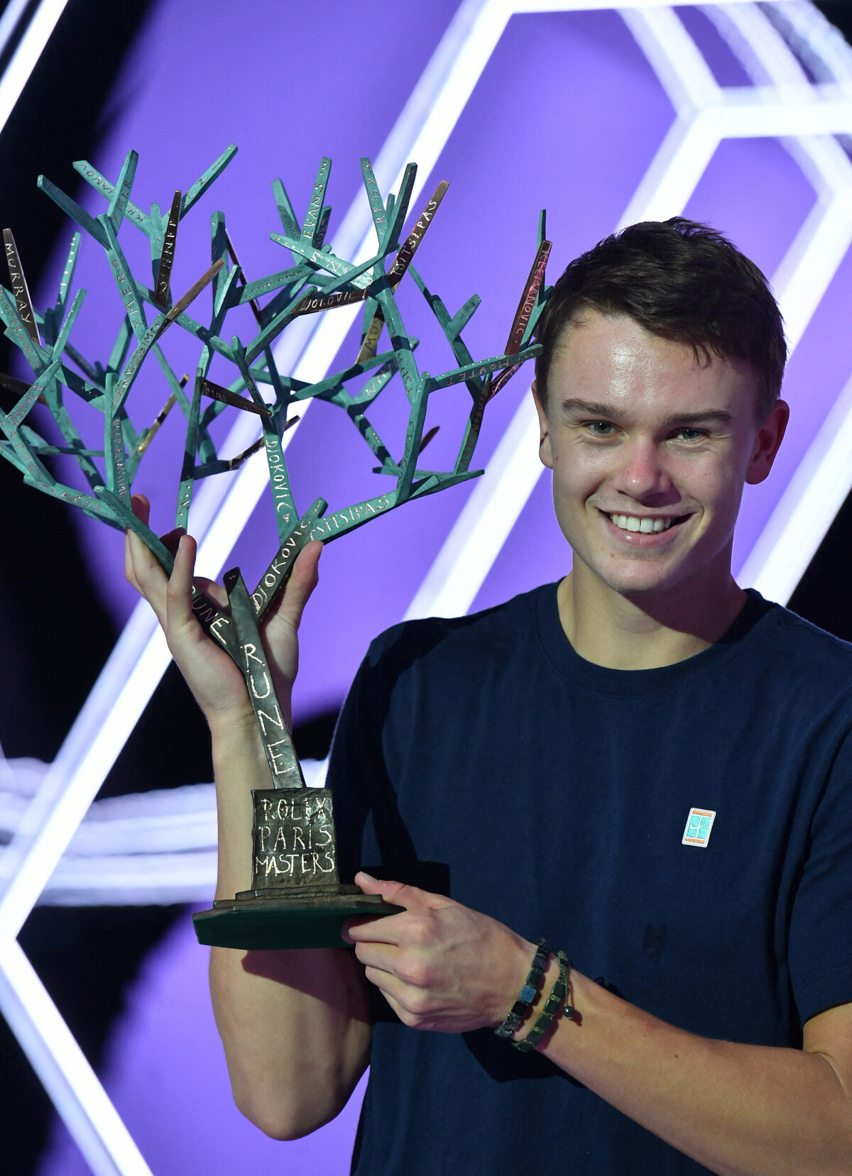 Photo : Holger Rune - Holger Rune pose avec son trophée du Rolex Paris ...