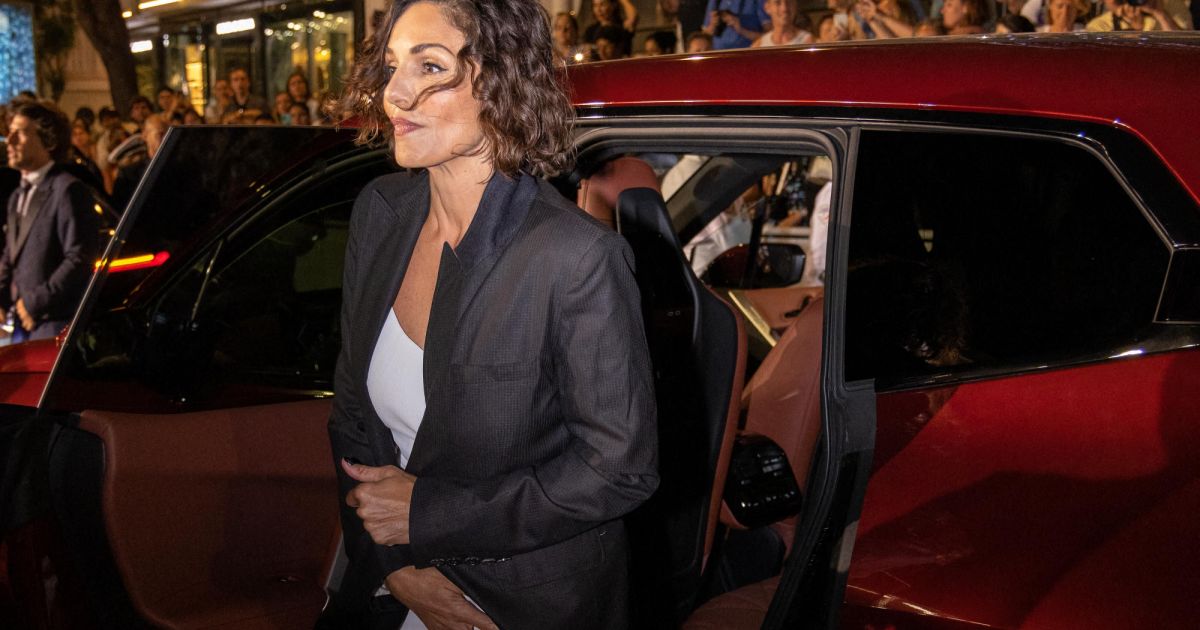 Exclusif - Nadia Farès - Arrivées à la montée des marches du film ...