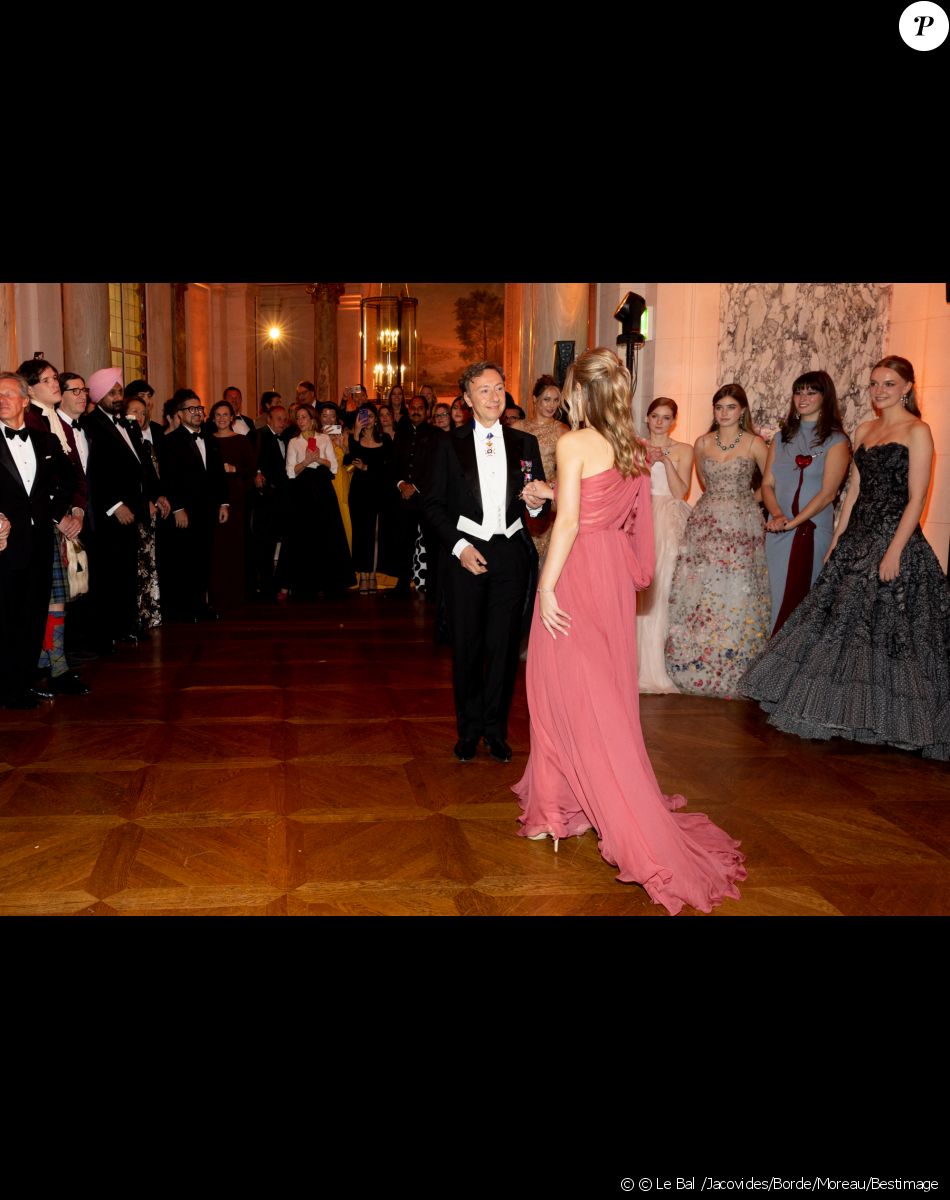 Bal des débutantes 2022 : Stéphane Bern ultra chic avec Yori au milieu ...
