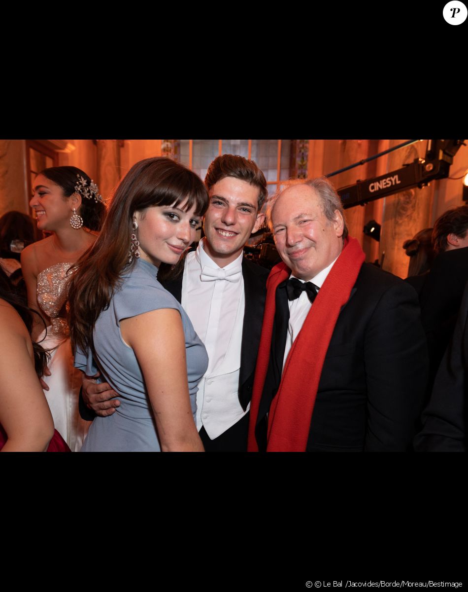 Bal des débutantes 2022 : Stéphane Bern ultra chic avec Yori au milieu ...