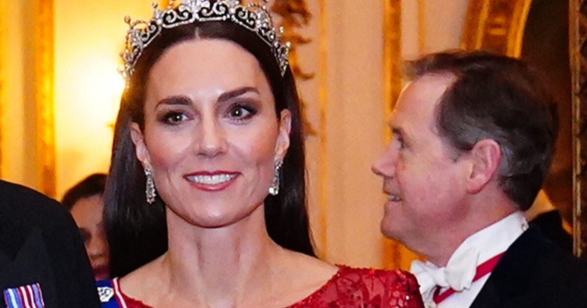 Kate Middleton étincelante : une princesse de choc en robe rouge à ...