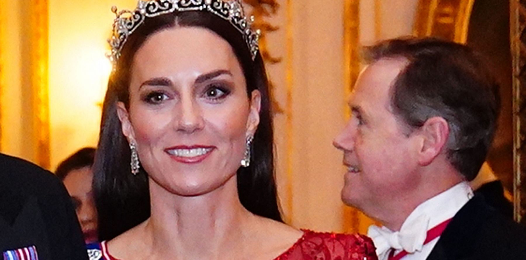Kate Middleton étincelante : une princesse de choc en robe rouge à ...
