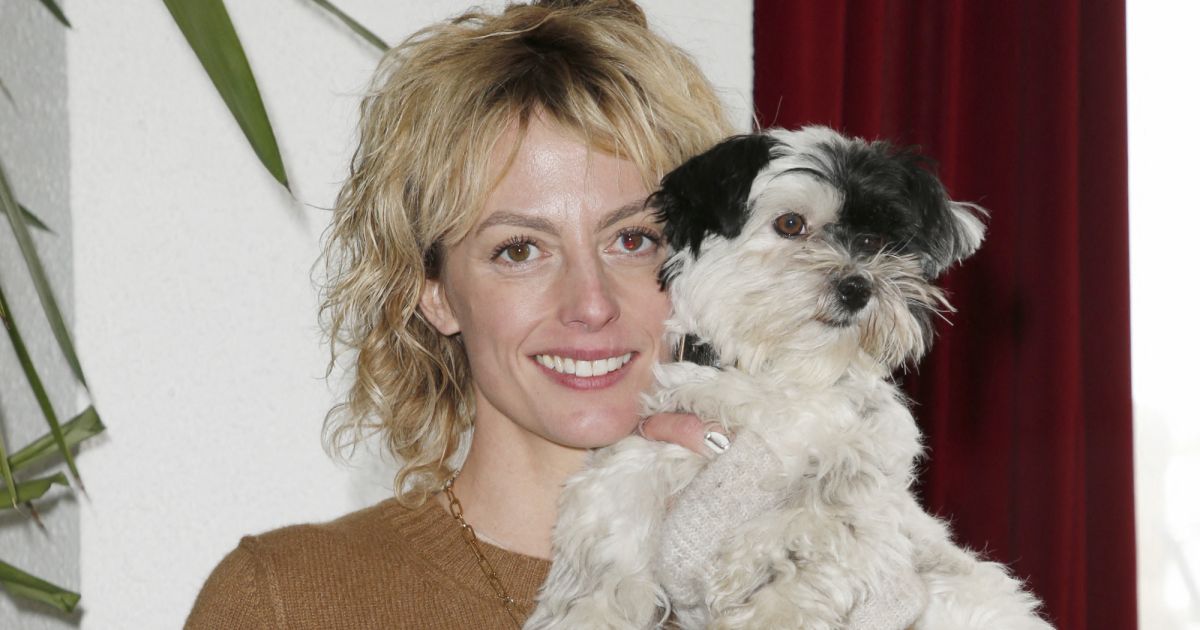 Sara mortensen pour Astrid et Raphaëlle avec son chien qui s'appelle Lily qui est un Bichon ...