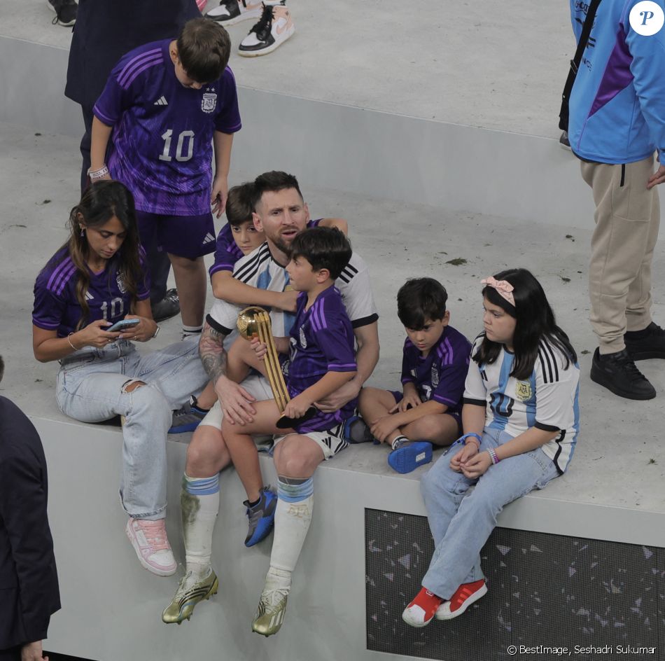 Lionel Messi avec sa femme Antonella Roccuzzo et ses enfants Thiago ...