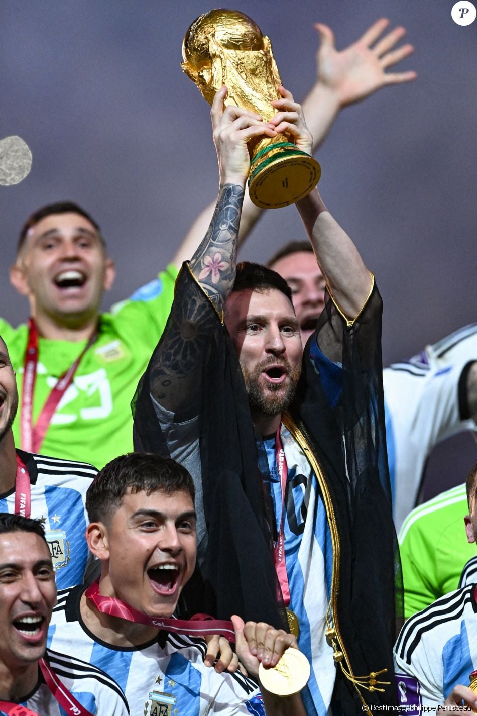 Lionel Messi (meilleur joueur de la Coupe du monde 2022) avec la coupe du Monde - Remise du ...