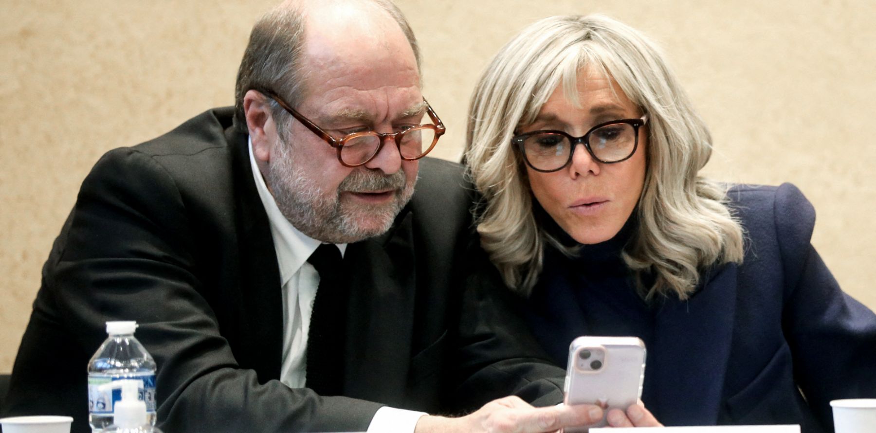 Brigitte Macron élégante et sérieuse avec ses lunettes : entourée de ...