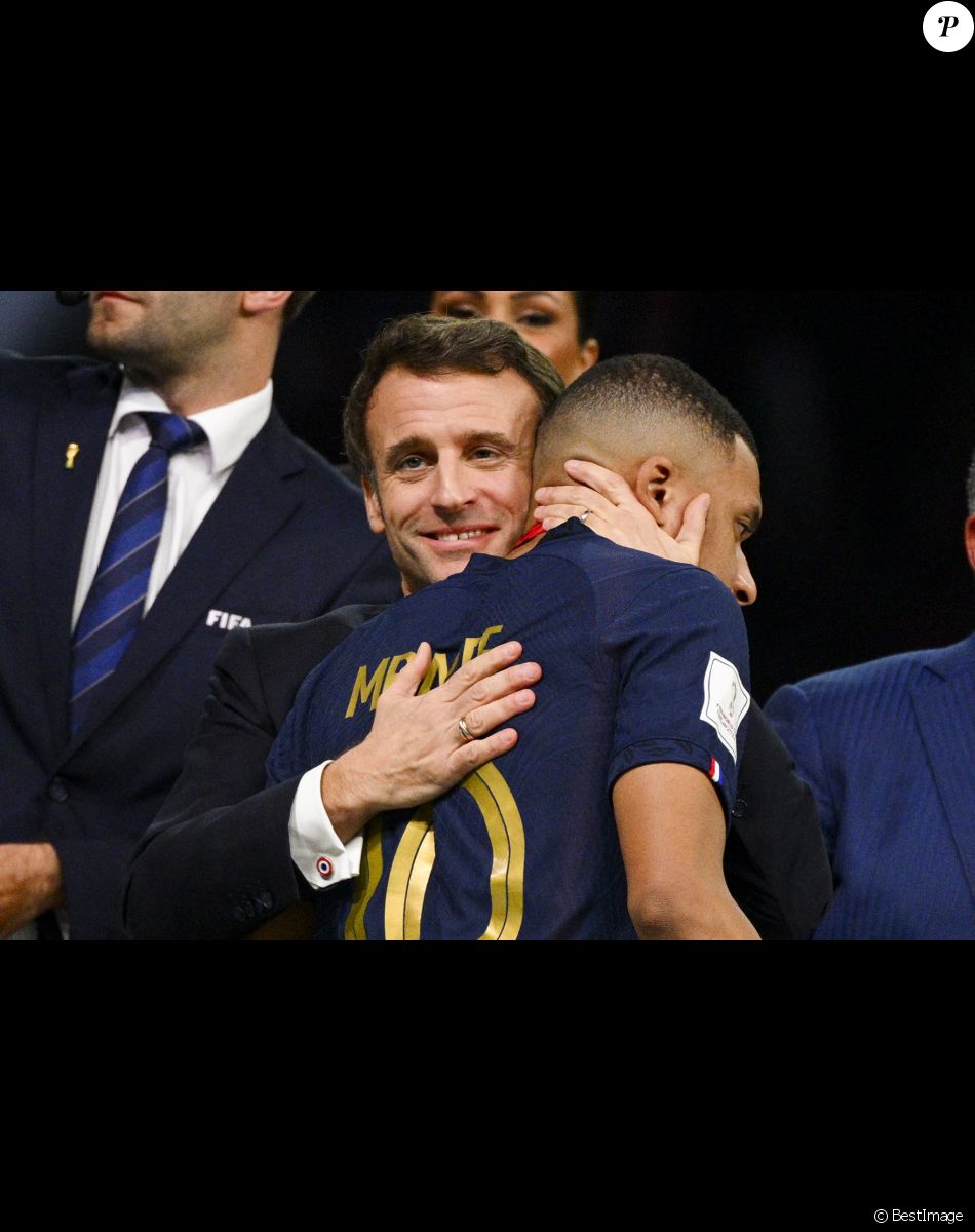 Emmanuel Macron Je Men Tamponne Sa Réponse Aux Critiques Après