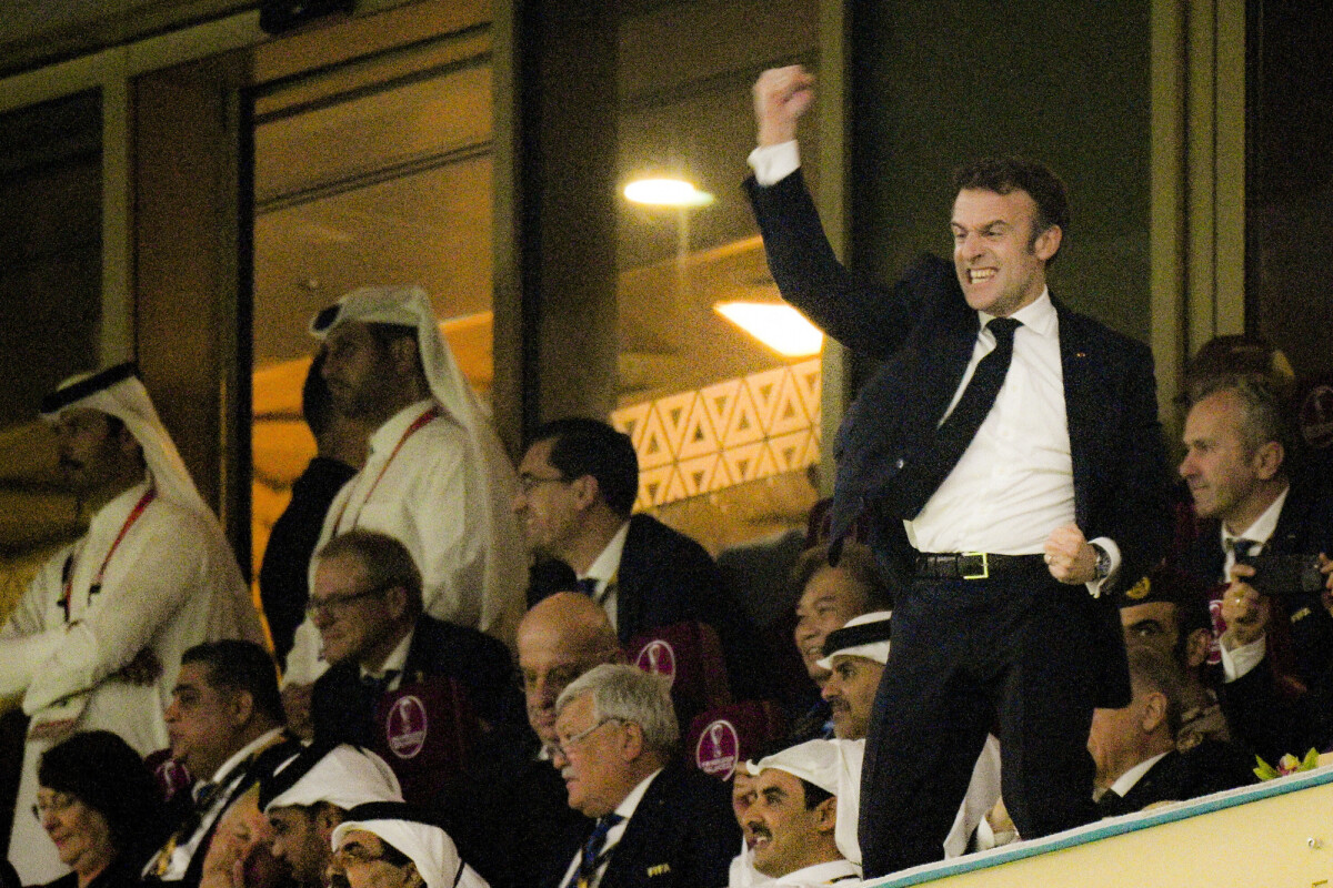 Photo : Le président Emmanuel Macron dans les tribunes du match "France ...