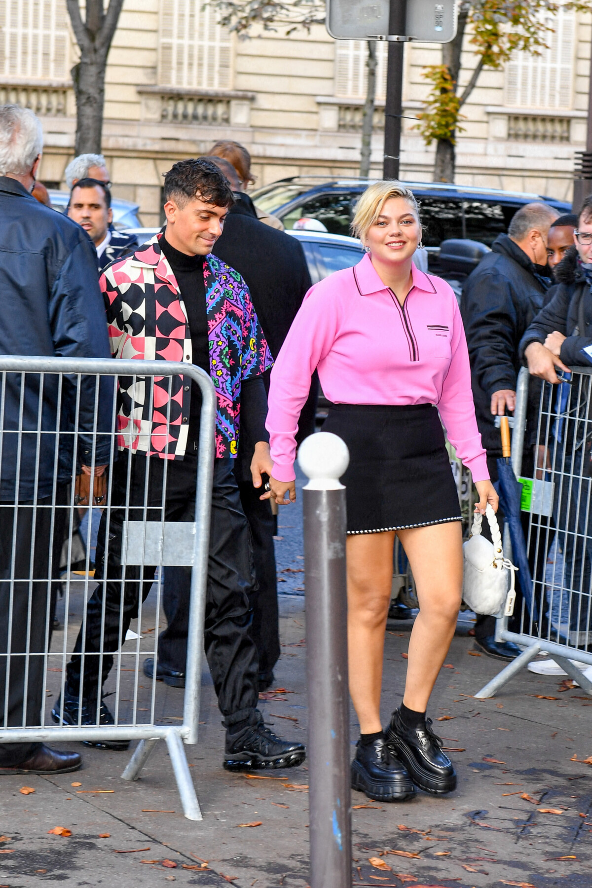 Photo : Louane Emera et son compagnon Florian Rossi arrivent au défilé ...