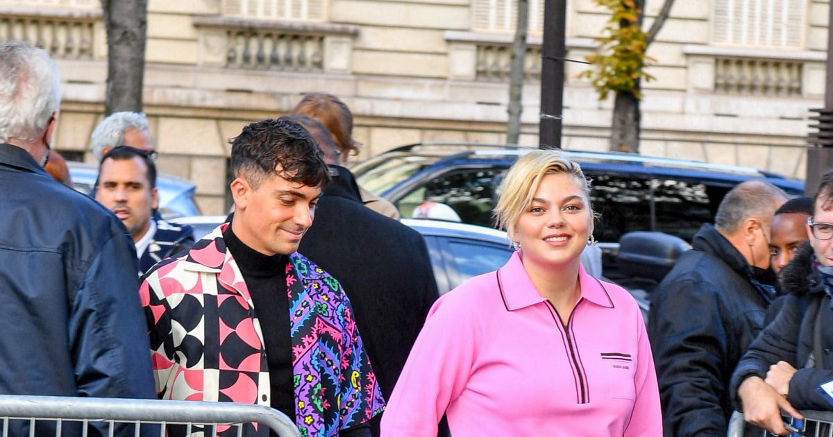Louane Emera et son compagnon Florian Rossi arrivent au défilé de mode Miu Miu lors de la ...