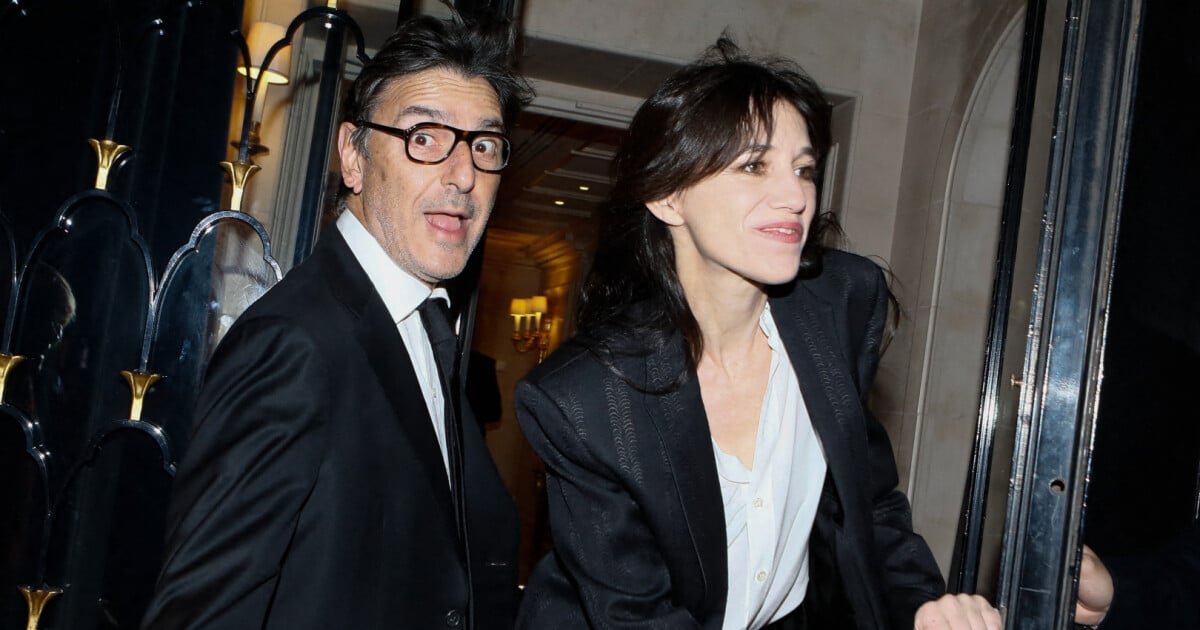 Charlotte Gainsbourg et Yvan Attal : Cheveux longs et style grunge pour ...