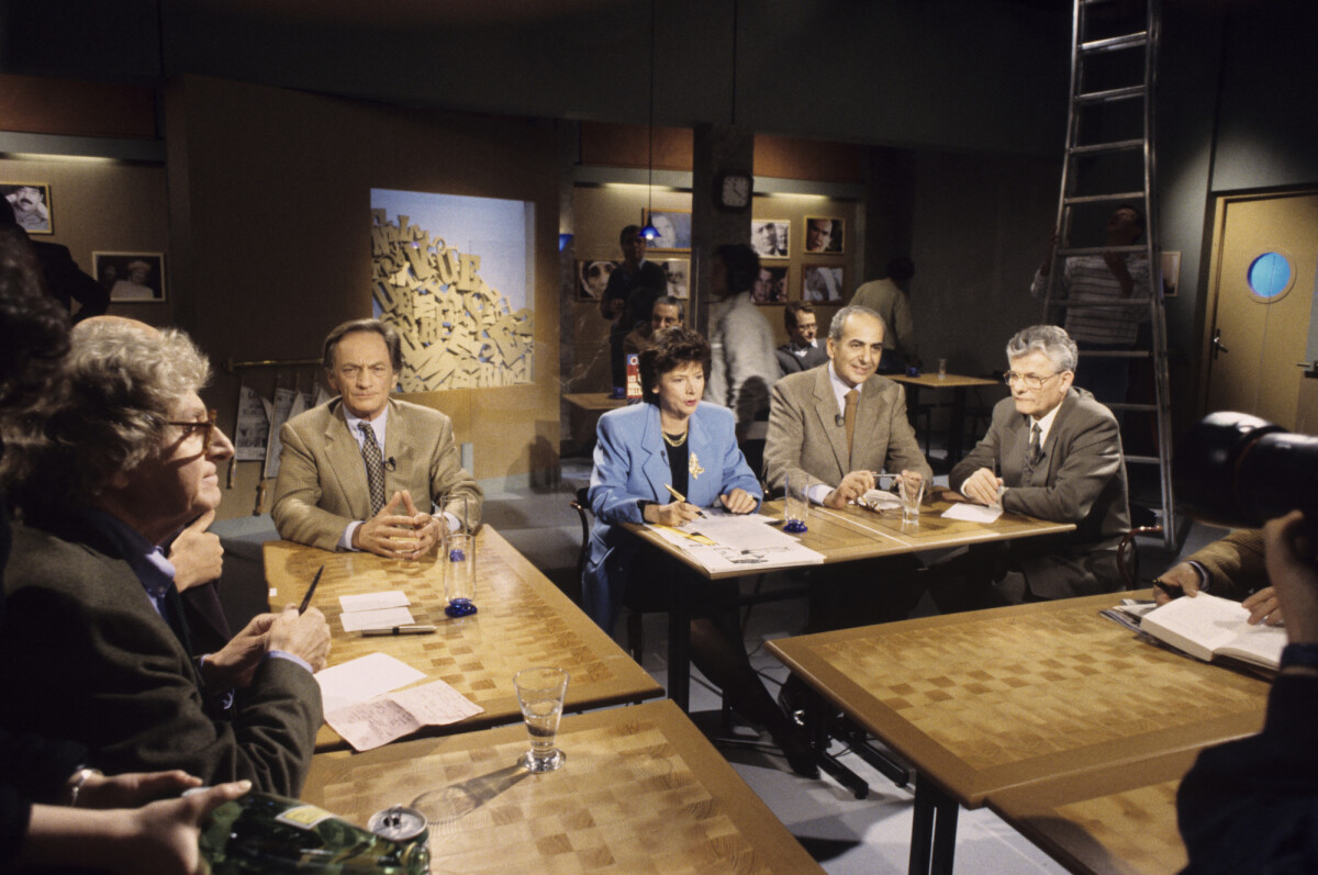 Photo : En France, à Paris, sur le plateau, attablée avec des invités ...