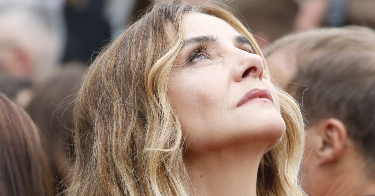 Clotilde Courau à la montée des marches du film Les Amandiers (Forever ...