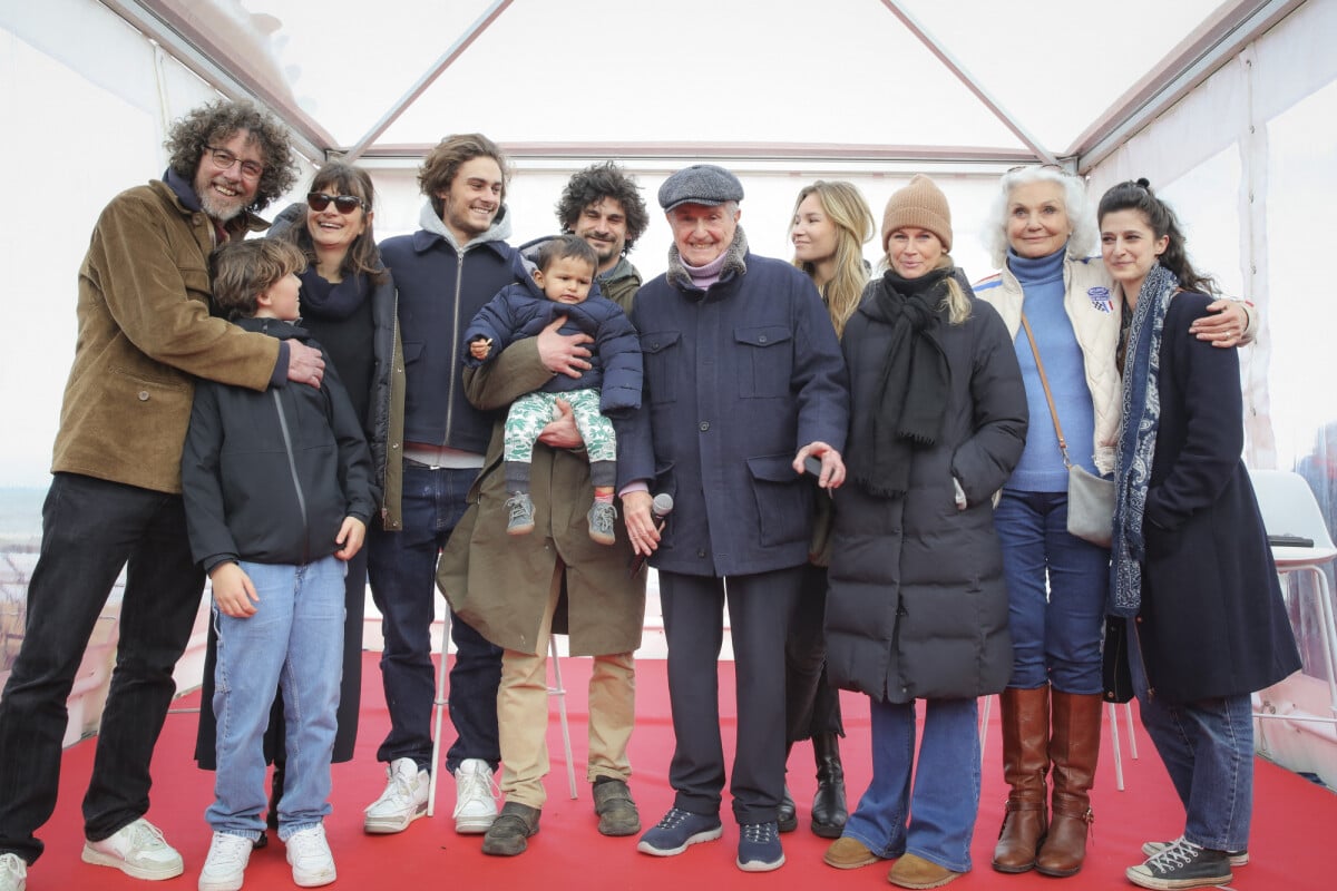 Photo : Simon, son fils aîné, Salomé sa fille, et ses petites-filles ...