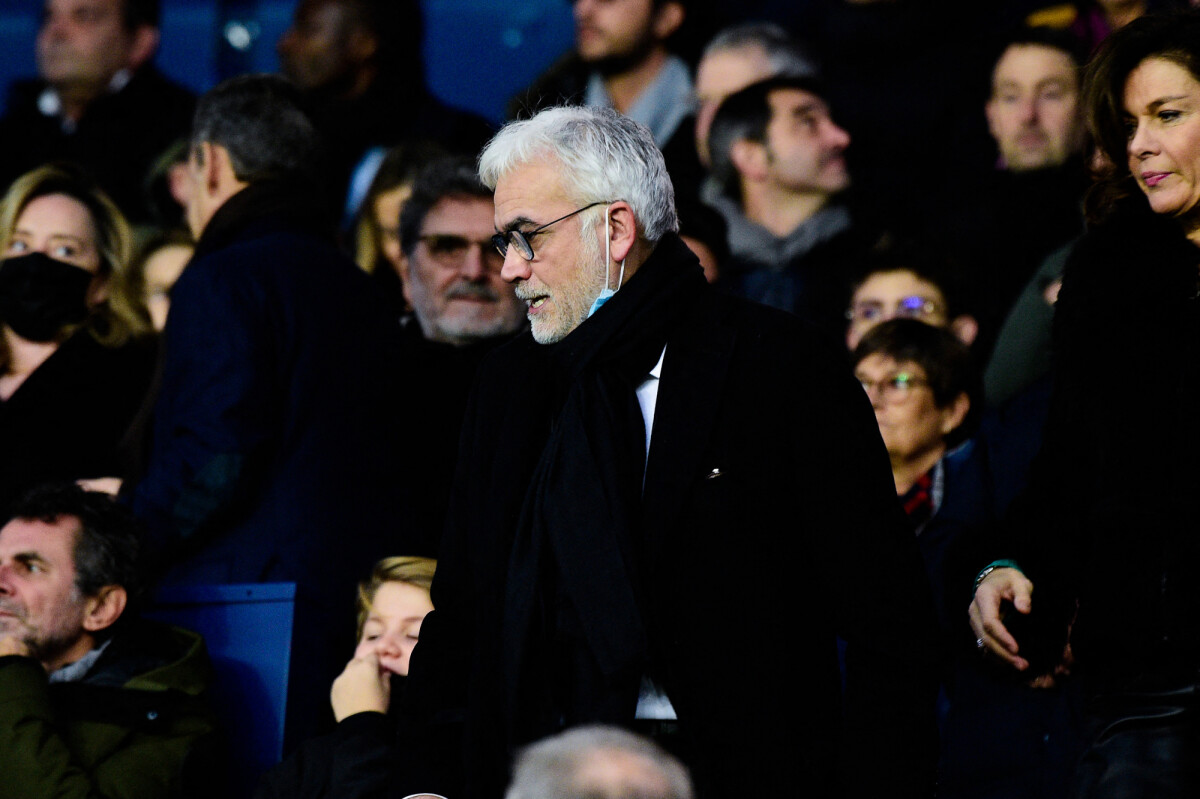 Photo : Pascal Praud dans les tribunes lors du match de Ligue 1 Uber ...