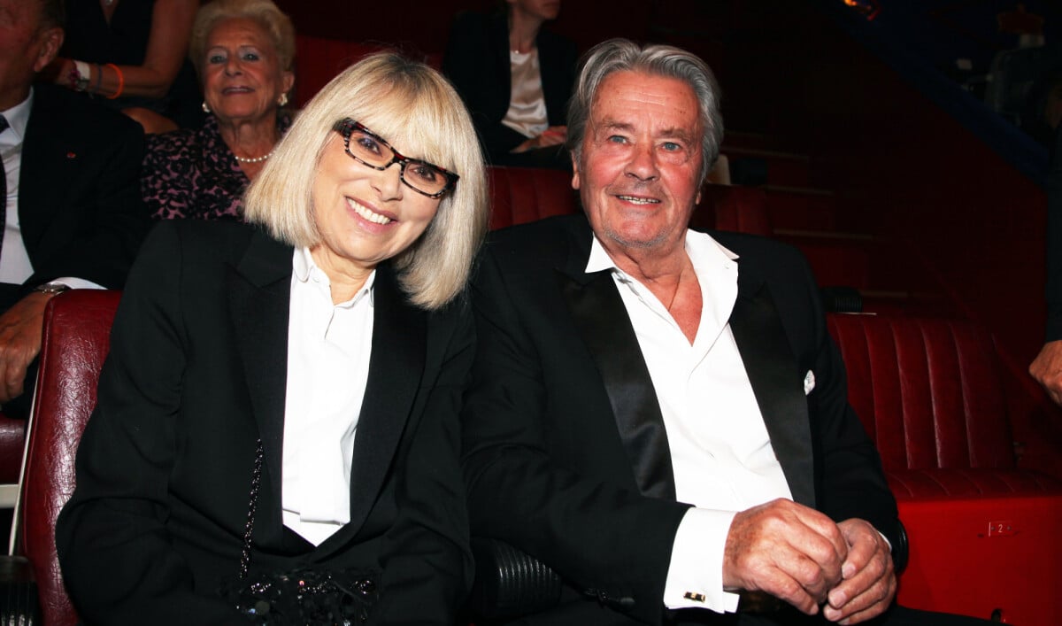 Photo : Archives. Mireille Darc et Alain Delon à Paris en 2012 - Purepeople