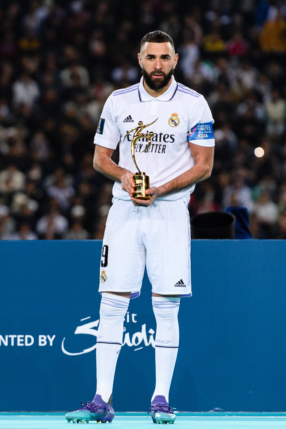 Photo : Karim Benzema avec le trophée FIFA Fair Play lors de la Coupe ...