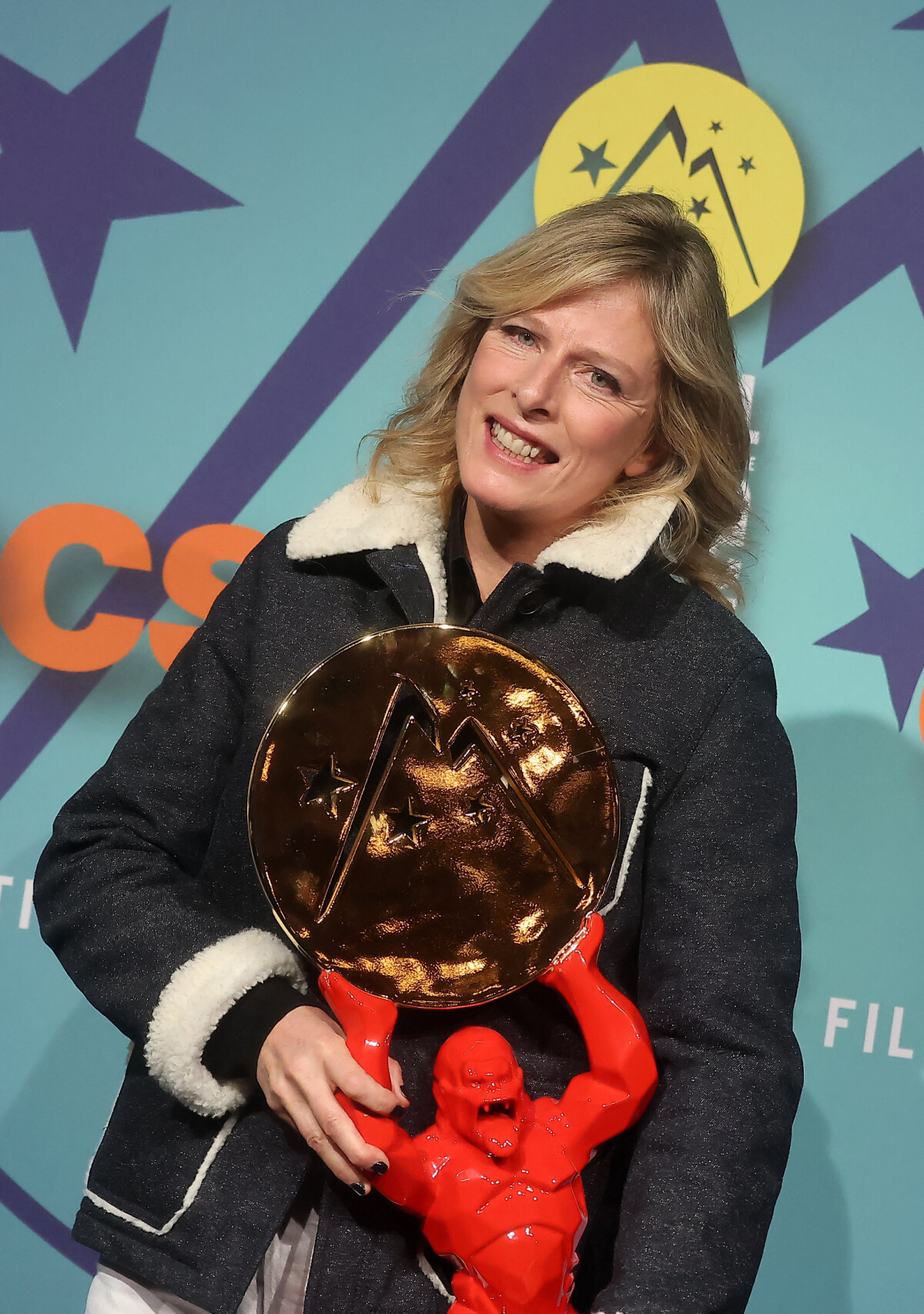 Photo : Karin Viard (présidente du jury) avec le prix Isère - Photocall ...