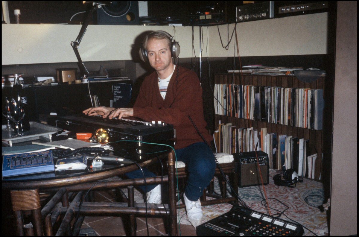 Photo : William Sheller chez lui à Paris en 1981 - Purepeople