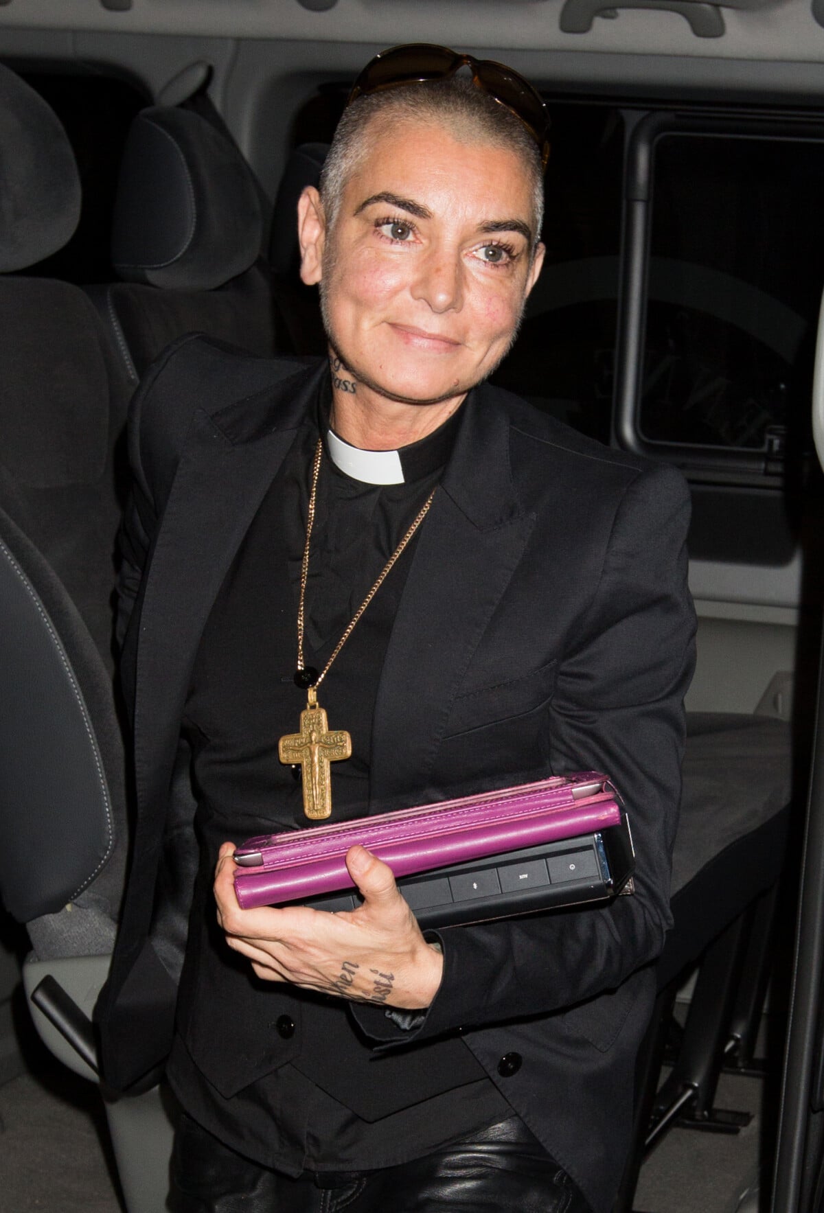 Photo : Exclusif - Sinéad O'Connor arrive habillée en prêtre pour son ...