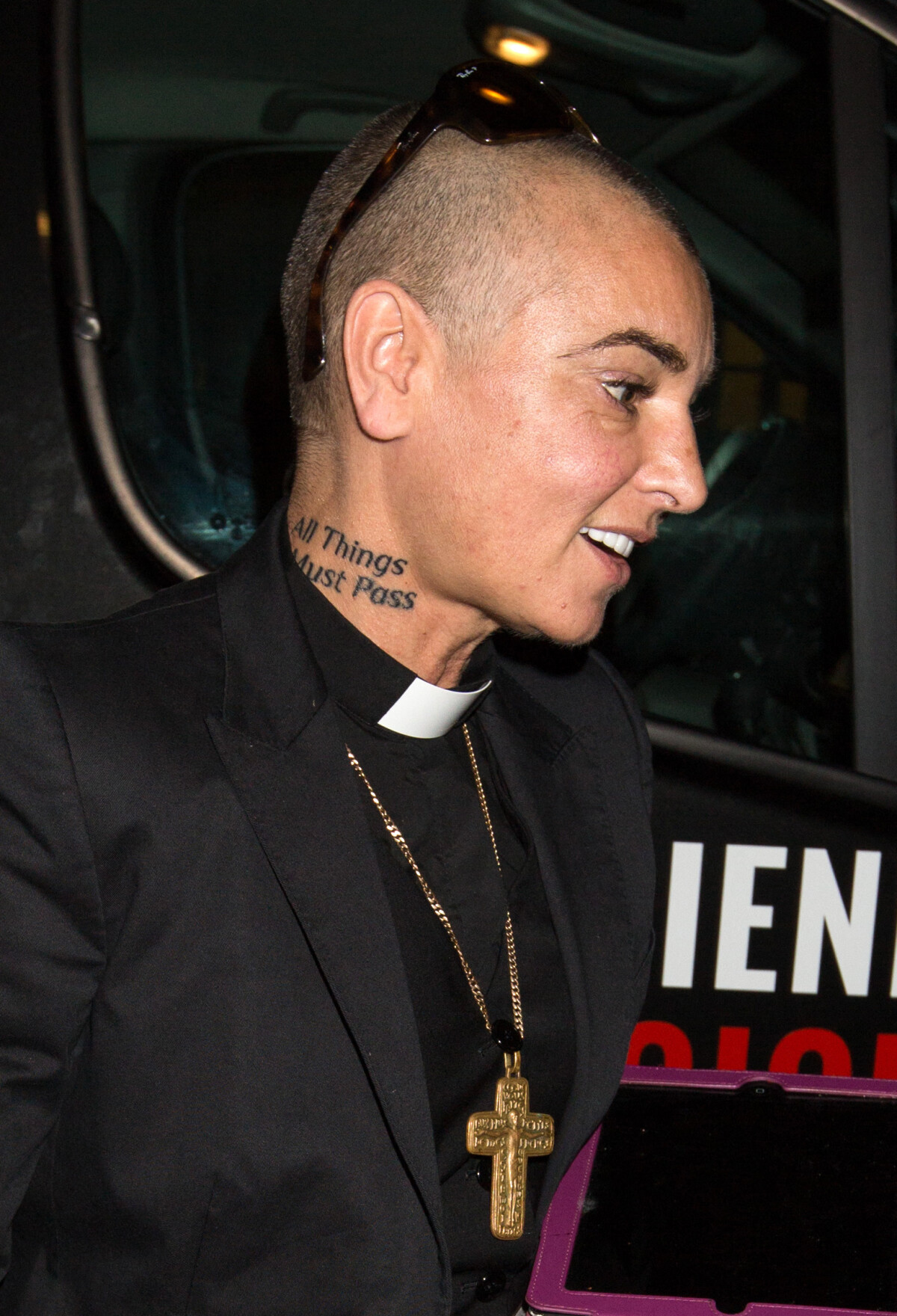 Photo : Sinéad O'Connor arrive habillée en prêtre pour son concert ...