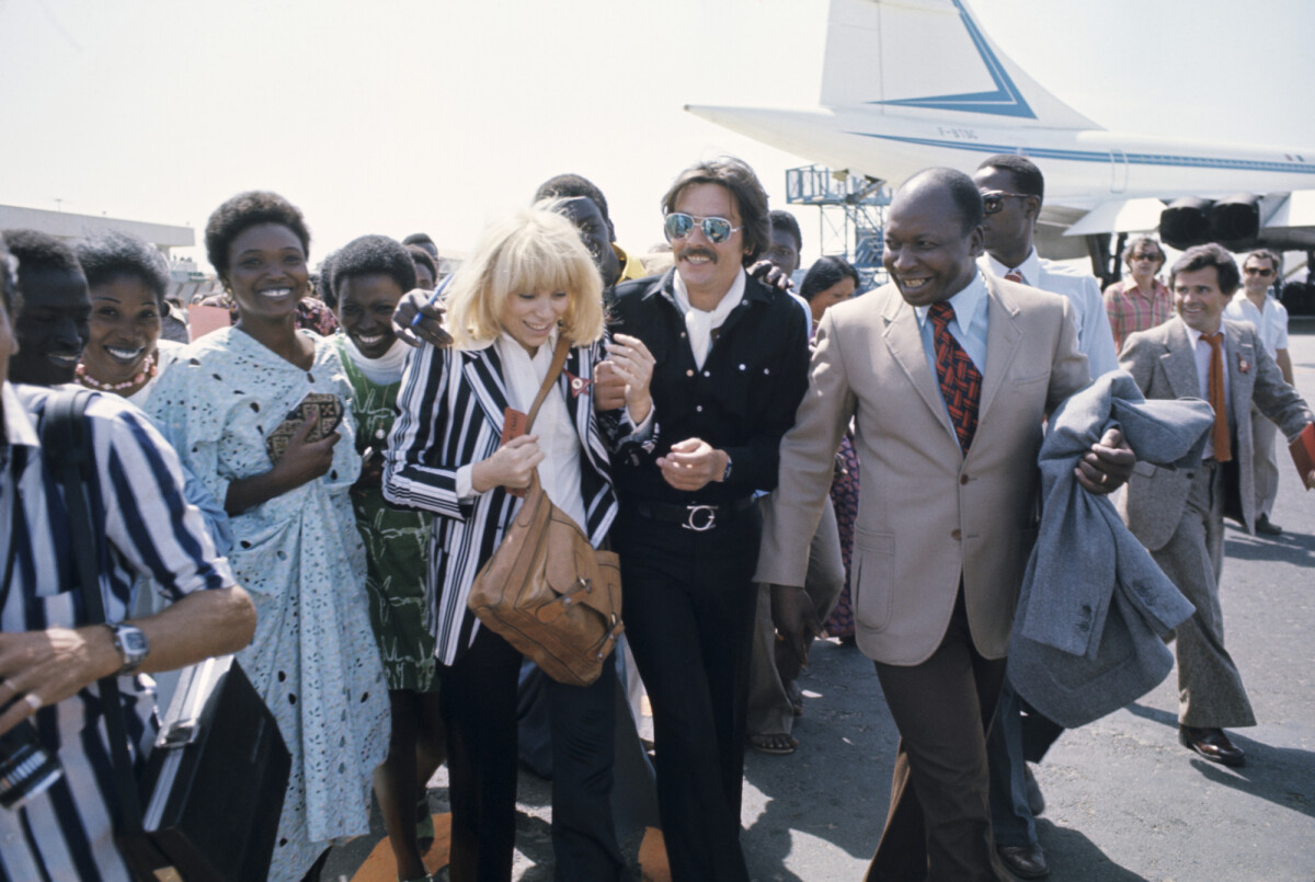 Photo : Archives - Au Brésil, à Rio, à l'aéroport, Alain Delon et ...