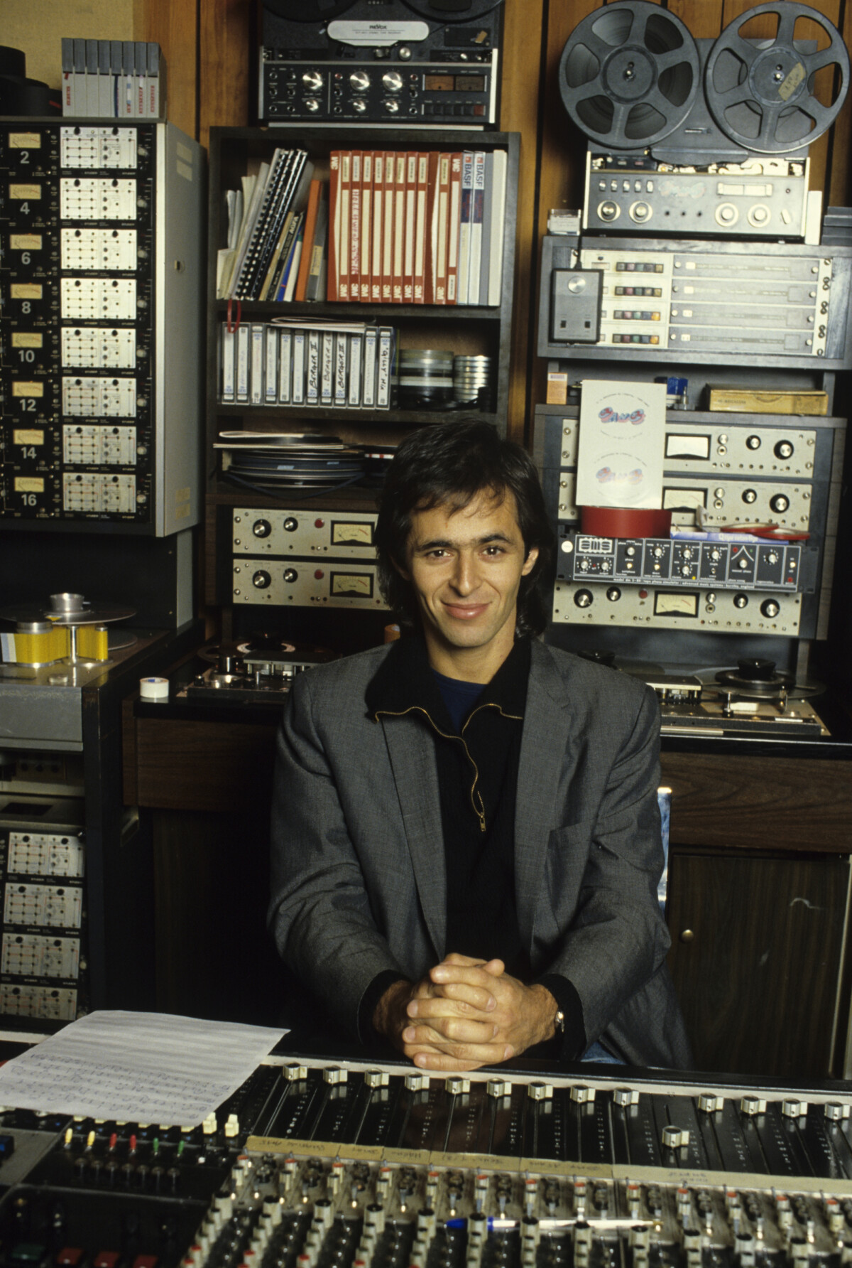Photo : Archives - En France, Jean-Jacques Goldman dans un studio d ...