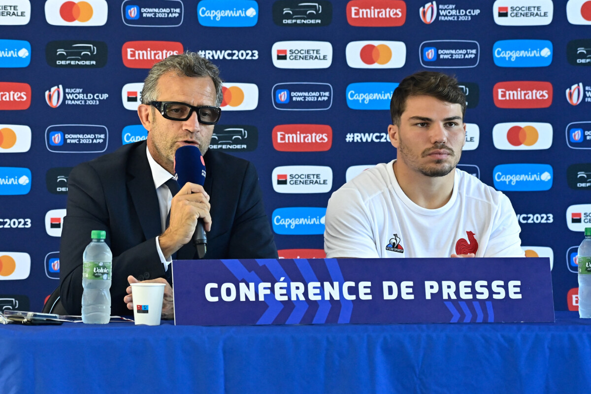 Photo : Fabien Galthié ( entraineur France ) - Antoine Dupont ( 9 ...