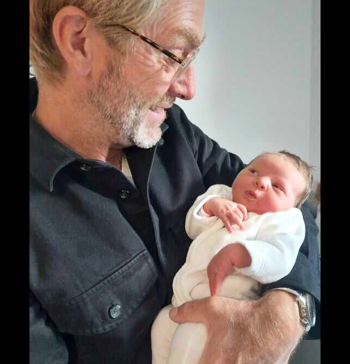 Photo : Posant avec fierté avec la petite Emma. Alexandre Delpérier sur Instagram. - Purepeople
