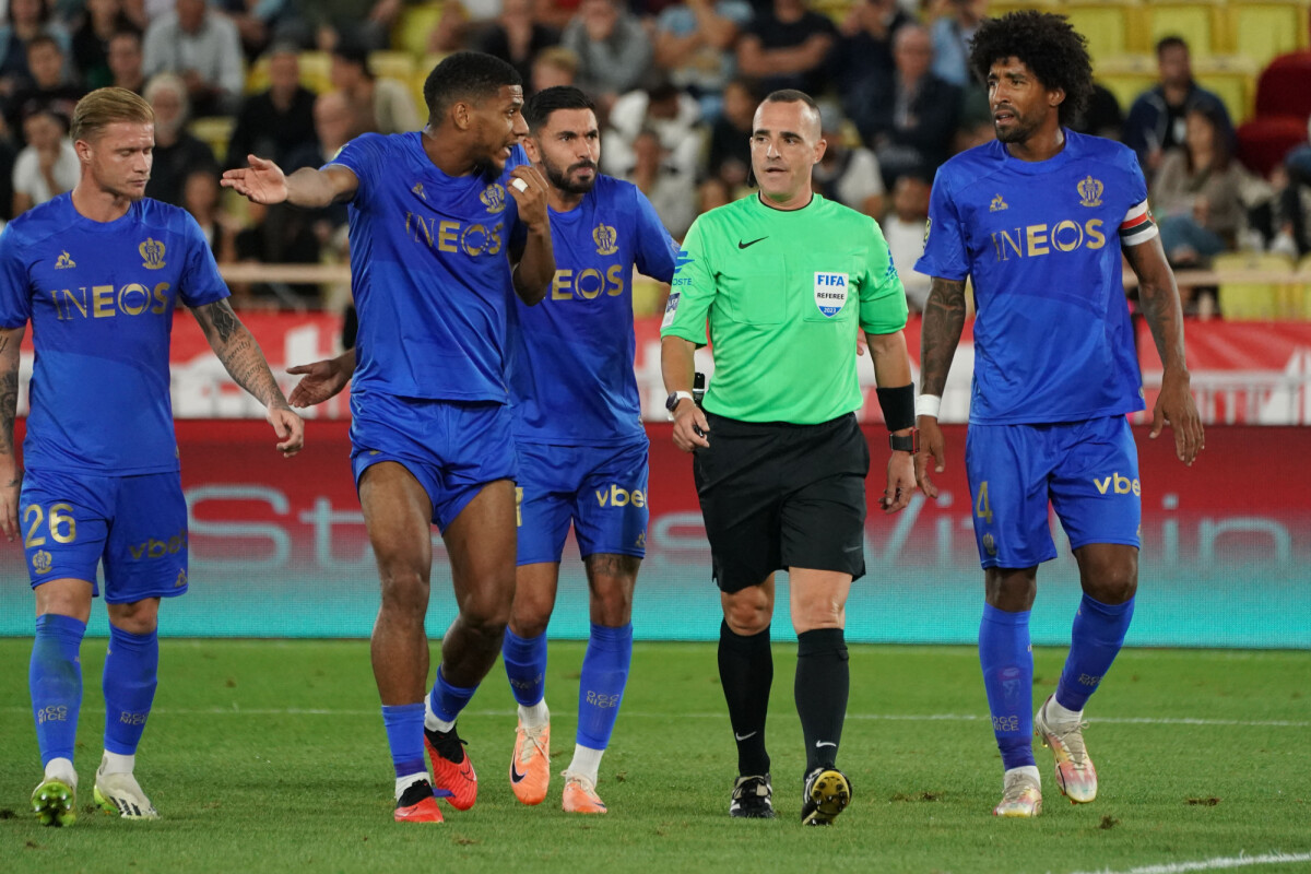 Photo : Benoit Millot (arbitre) - Dante (OGC Nice) - Jean Clair Todibo ...