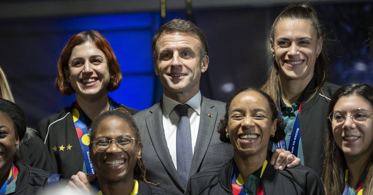 PHOTOS Emmanuel Macron reçoit les championnes du monde de handball à l ...
