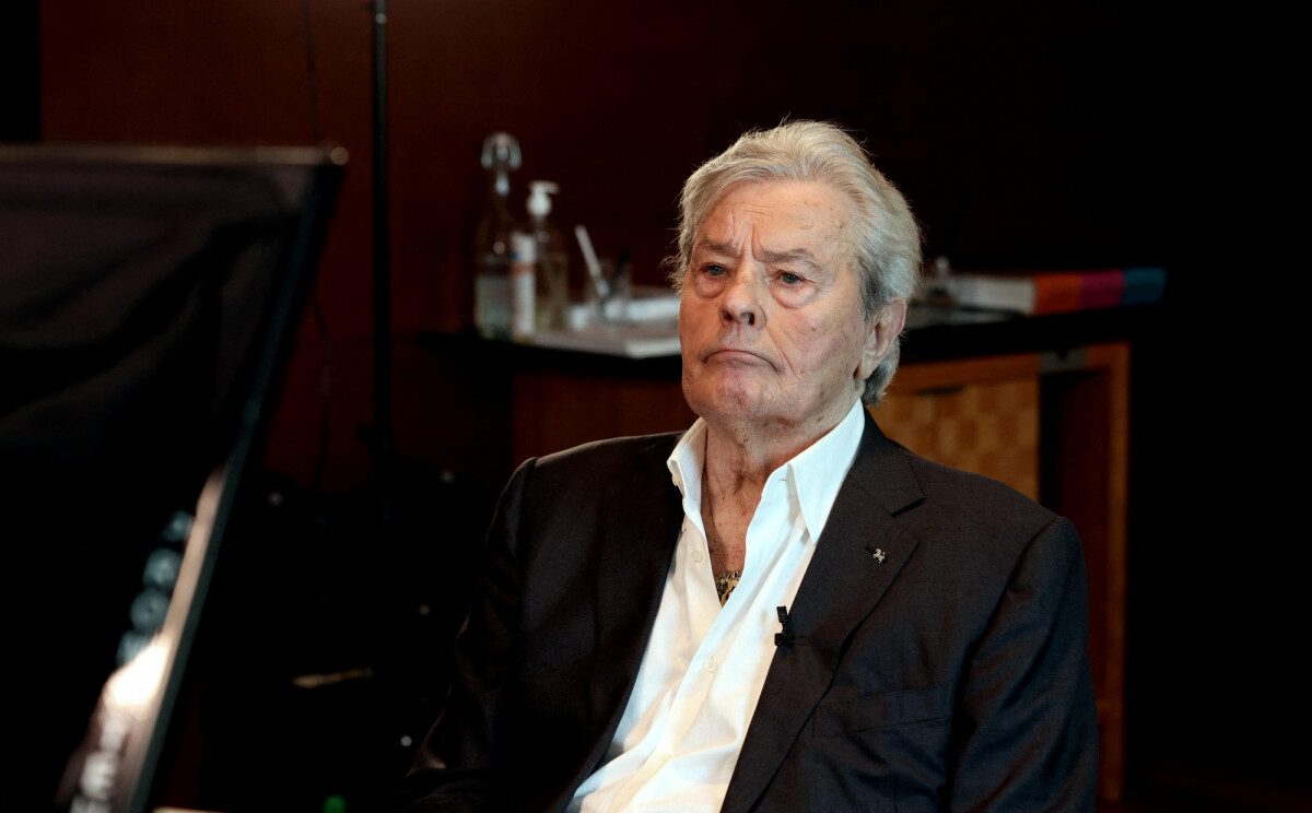 Photo : Alain Delon, sa commune de Douchy en émoi Exclusif - Alain ...