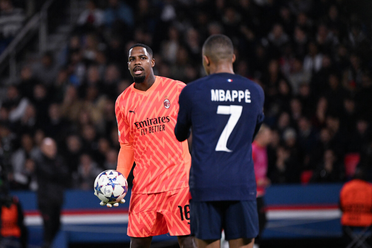 Photo : Mike Maignan ( 16 - Milan ) - Kylian Mbappe ( 7 - PSG ) - - Match de ligue des champions ...