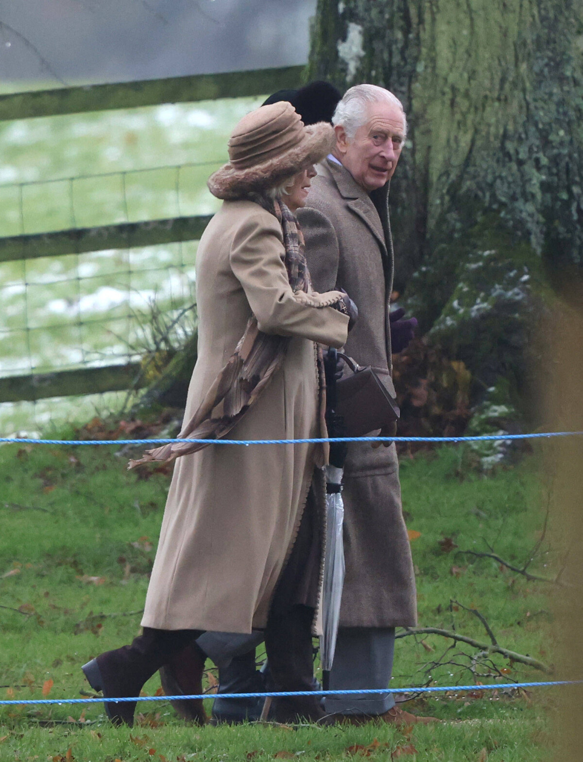 Photo : Un moment qui a dû rassurer les anglais. Le roi Charles III d ...