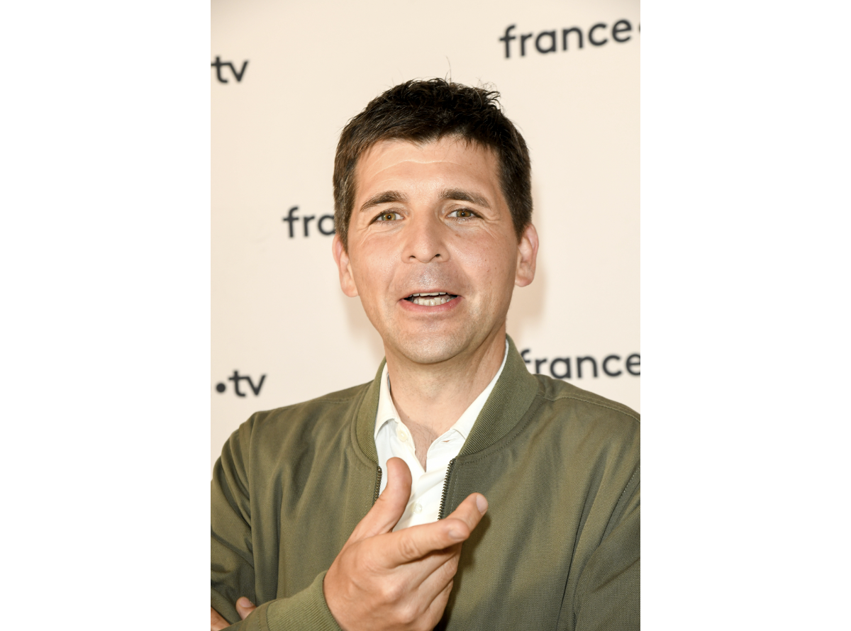 Vidéo : Thomas Sotto se dévoile moustachu en direct dans "Télématin ...