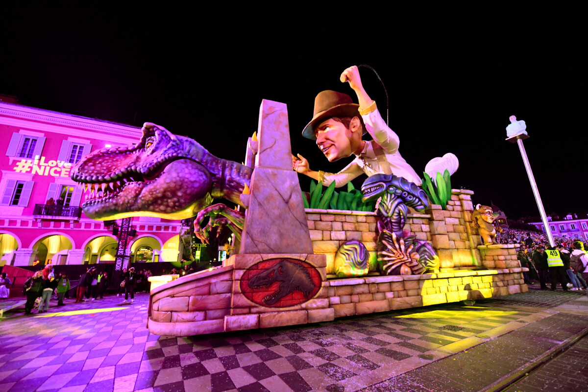 Photo : Le char Les fantastiques durant le premier corso carnavalesque ...
