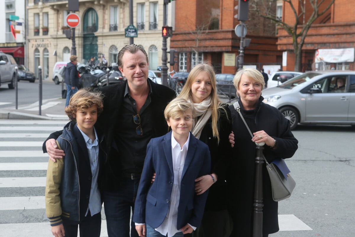 Photo : Claude François Junior (Jr) avec ses enfants et sa mère ...