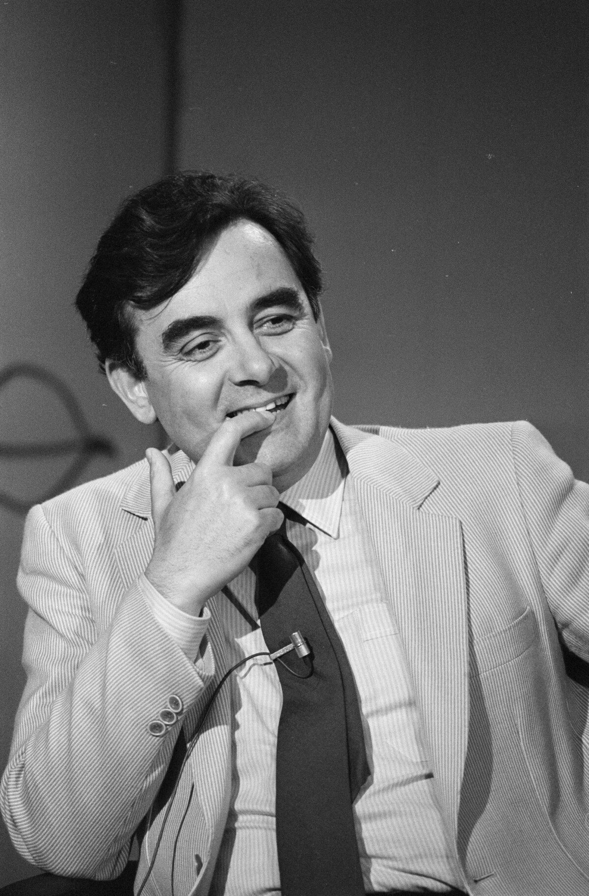Photo : Bernard Pivot souriant sur le plateau de l'émission "Apostrophe ...